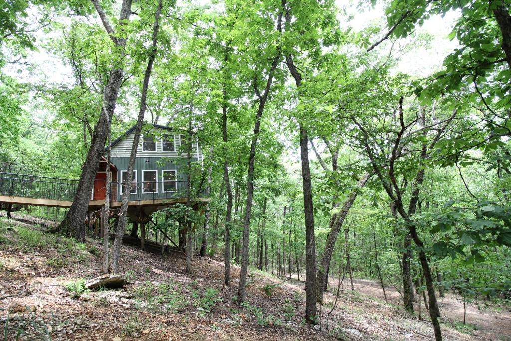 Secluded Treehouse in the Woods Entire Home, Branson – Updated 2023 Prices