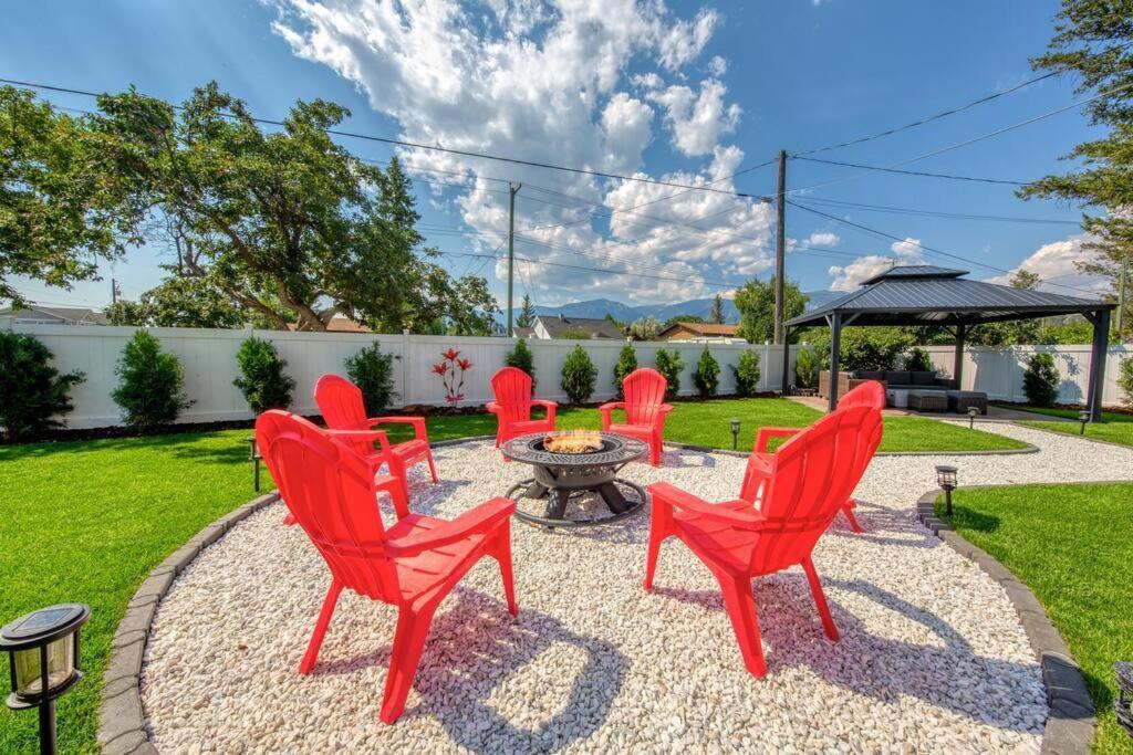 Backyard Oasis Hot Tub, BBQ, Outdoor Bar, Invermere (updated prices 2025)