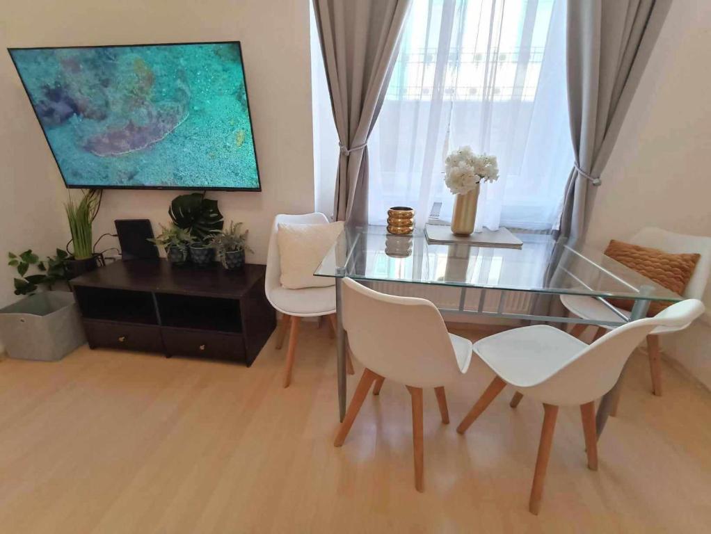 Trendy 2 ROOM Flat, next to Corvin Mall FREE Huge Garage! AC,DISHWASHER ...