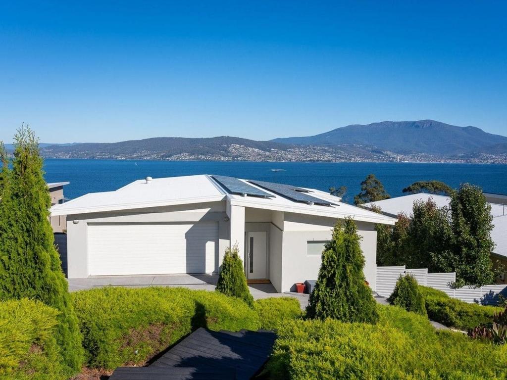 Seaside Chic Villa with Breathtaking Ocean Views, Howrah – Updated 2024 ...