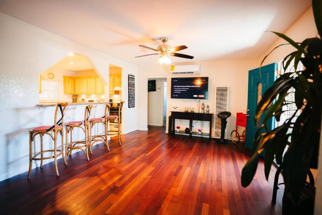 Paradise In Compton, Compton (updated prices 2024)