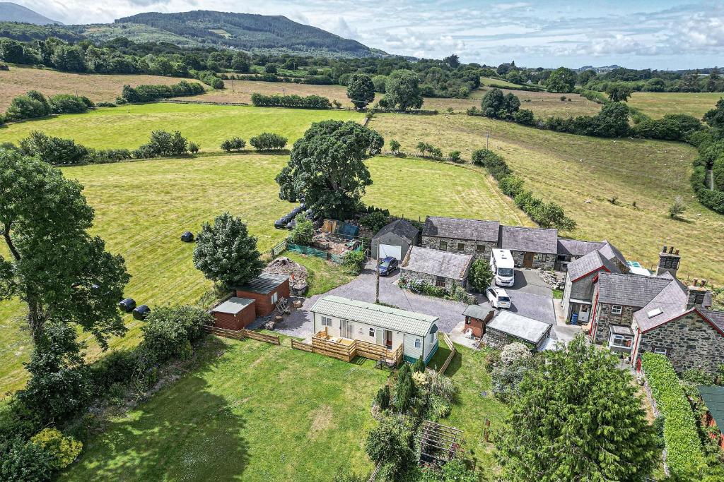 Caravan at Ysgubor, Tregarth (updated prices 2026)
