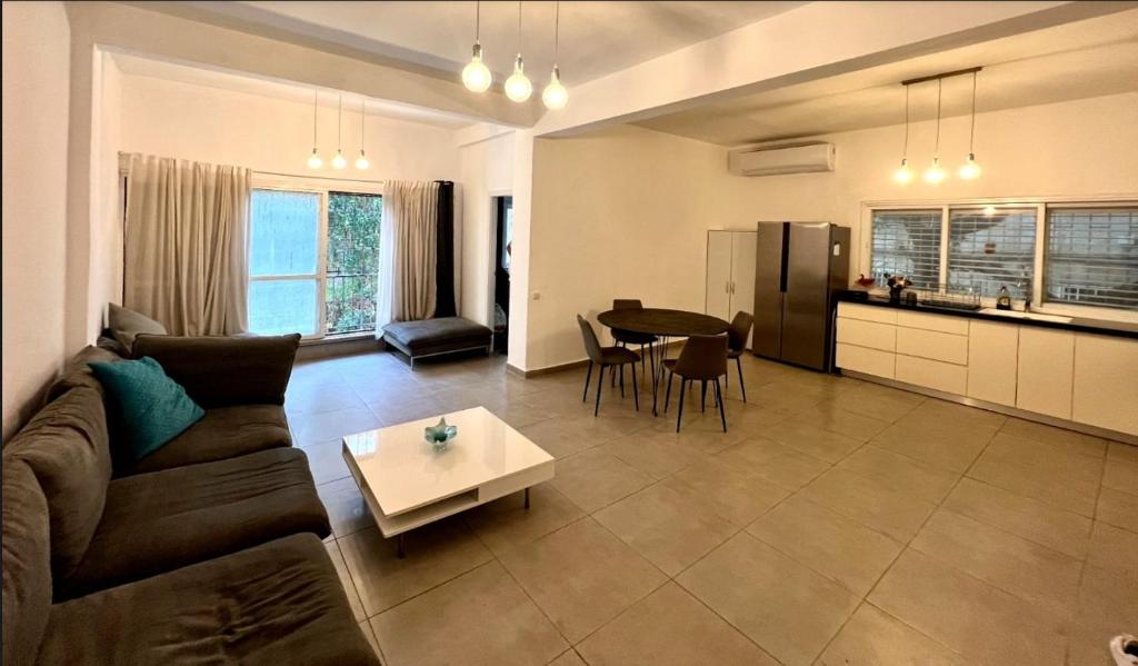 Big apt near sea heart of tlv 2 bdr salon max 8pax, Tel Aviv ...