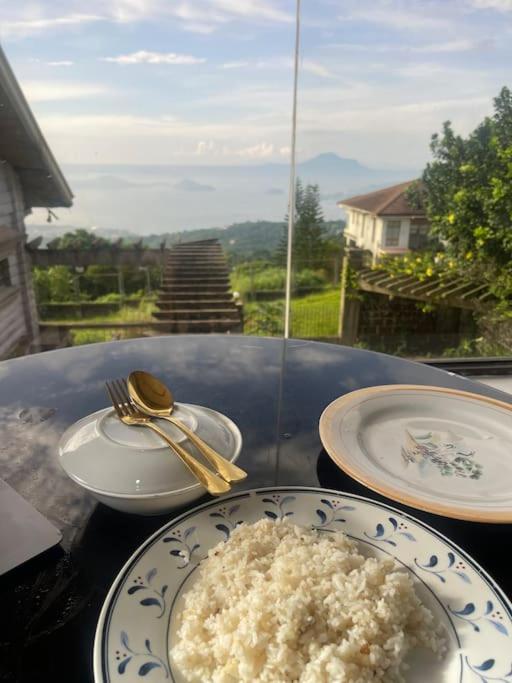 Overlooking House in Tagaytay with Swimming Pool, Тагайтай ...