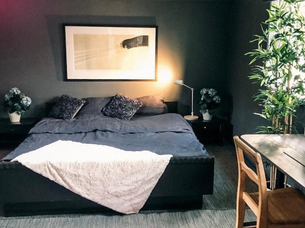 Solrik hytte med tilgang til brygge og stor hage, Risor – ceny ...