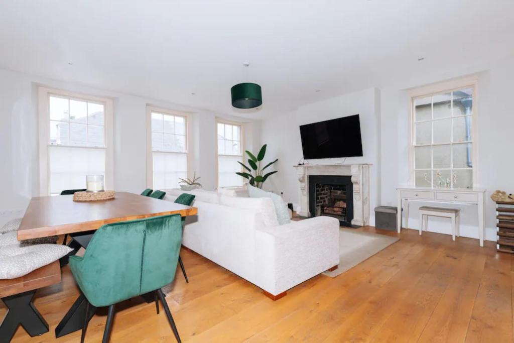 Chic & Characteristic 2BD House - Irishtown, Dublin – Updated 2024 Prices