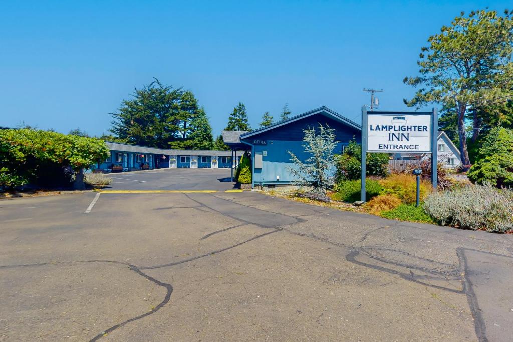 Lamplighter Inn - Tropical Fish Cove and Octopus Encounter, Bandon ...