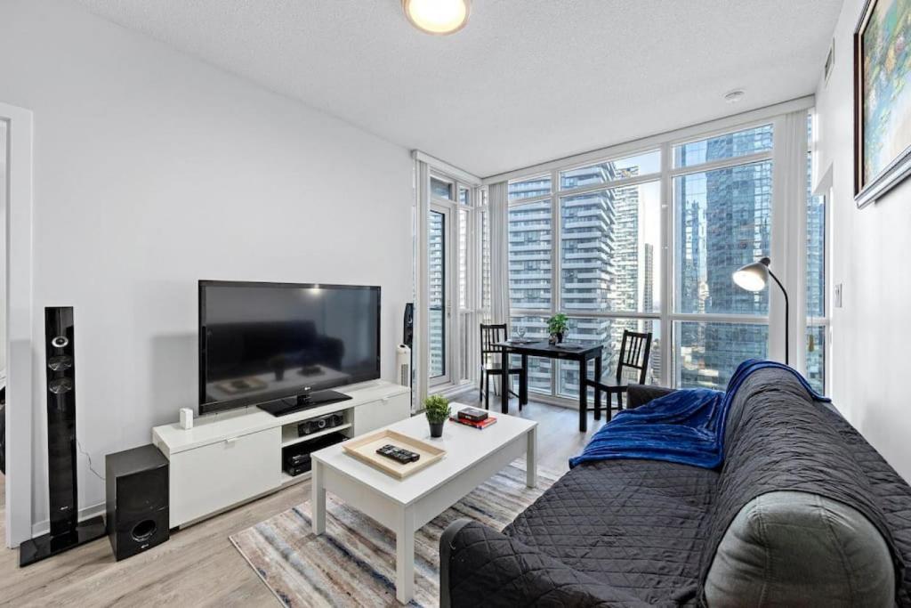 Classy 1BR plus DEN w Amazing skyline view and WFH, Toronto (updated ...