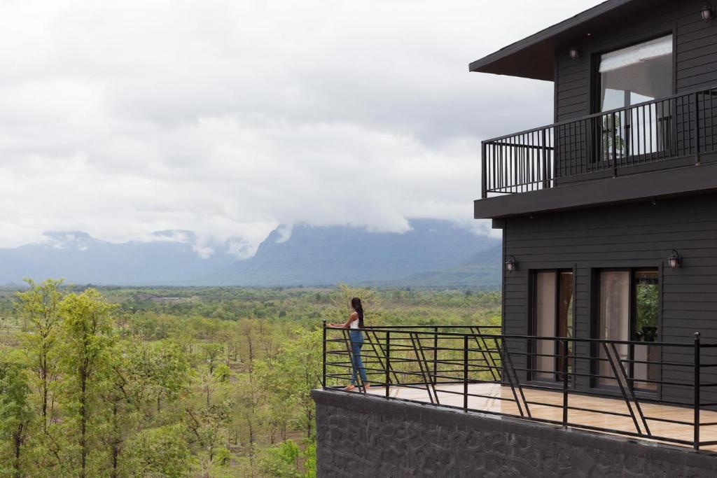 StayVista's Panoramic Peaks - Mountain-View Villa with Pool, Tent & Turf, Saralgaon (updated ...