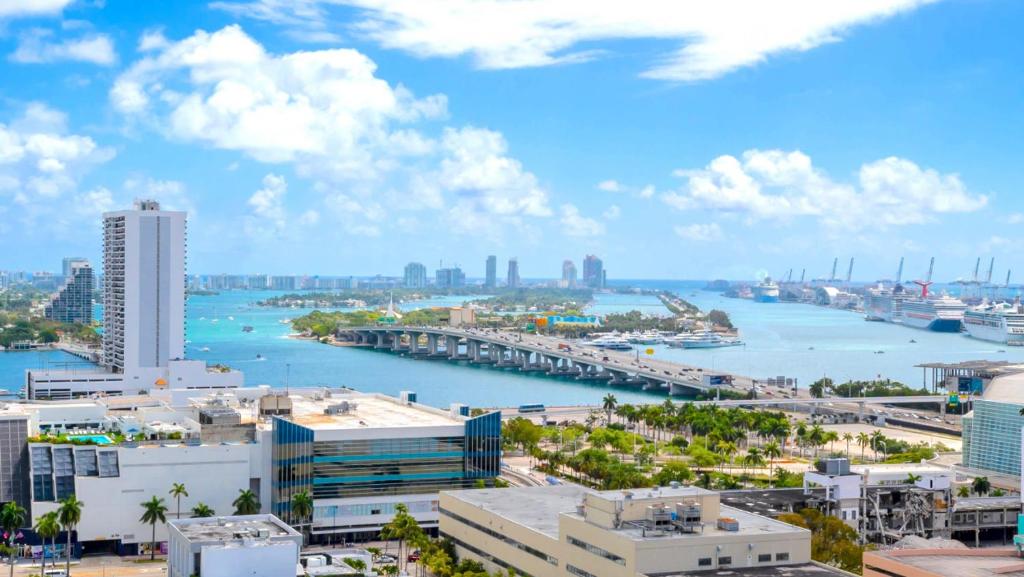 Lunabase Tropical Refuge, Miami (updated prices 2026)