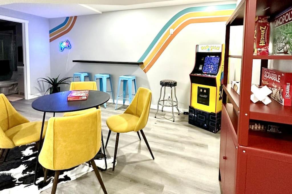 Stunning 4BD Home, Gym, Yard, AC, Games Room!, Edmonton (updated prices ...