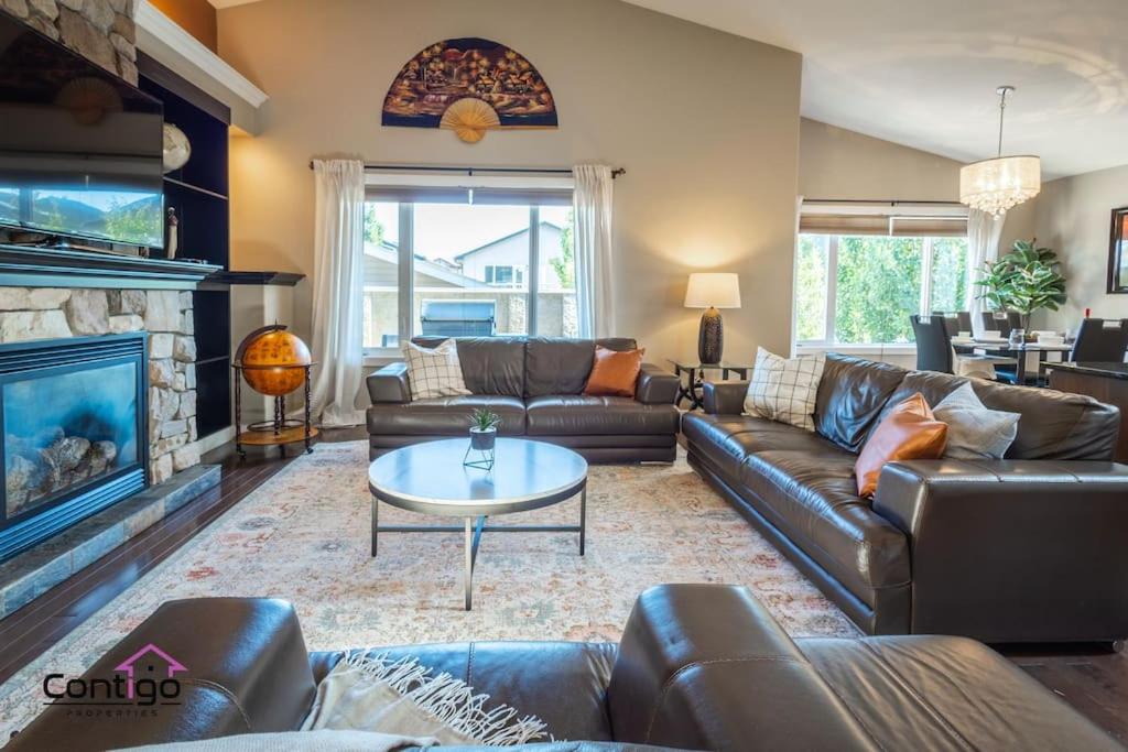 Lux Haven, Sleeps 8, AC, Balcony, Close to YQL, Lethbridge (updated prices 2025)