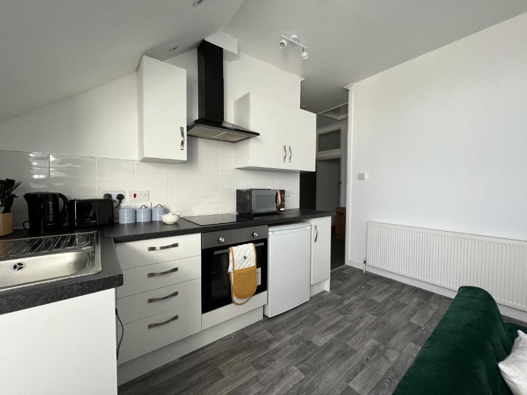 34D Genesta Road - Apartment with Balcony Sea Views with parking ...