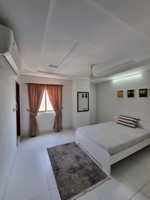 Three Bed Attached Bath Netflix Wifi Smart TV Parking WFH Desk Near ...
