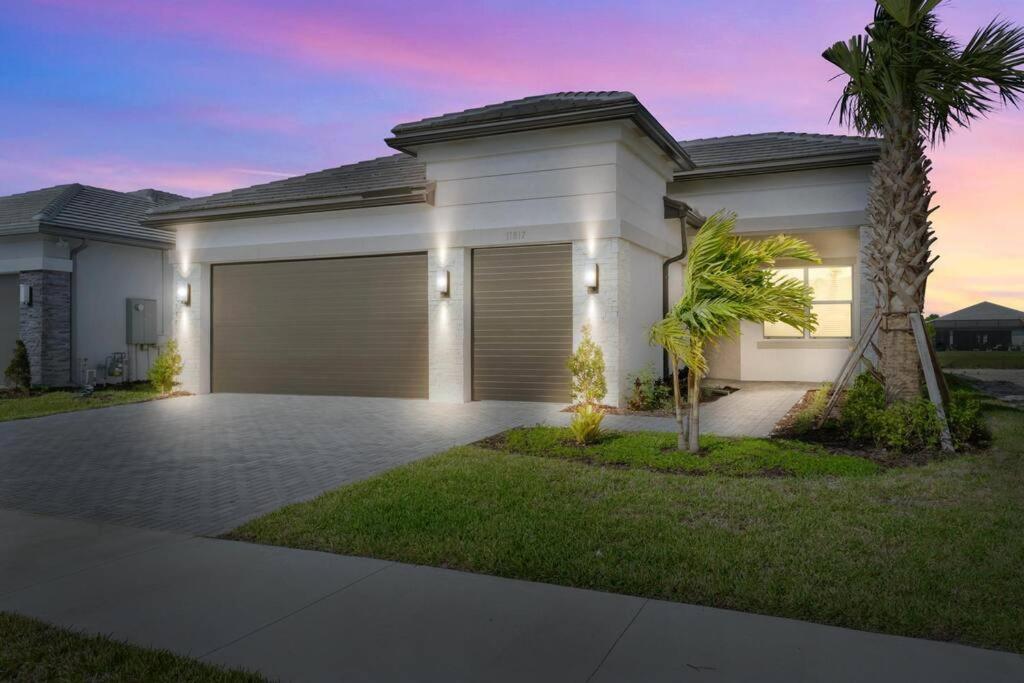 Naples! New Pool modern home, Naples (updated prices 2025)