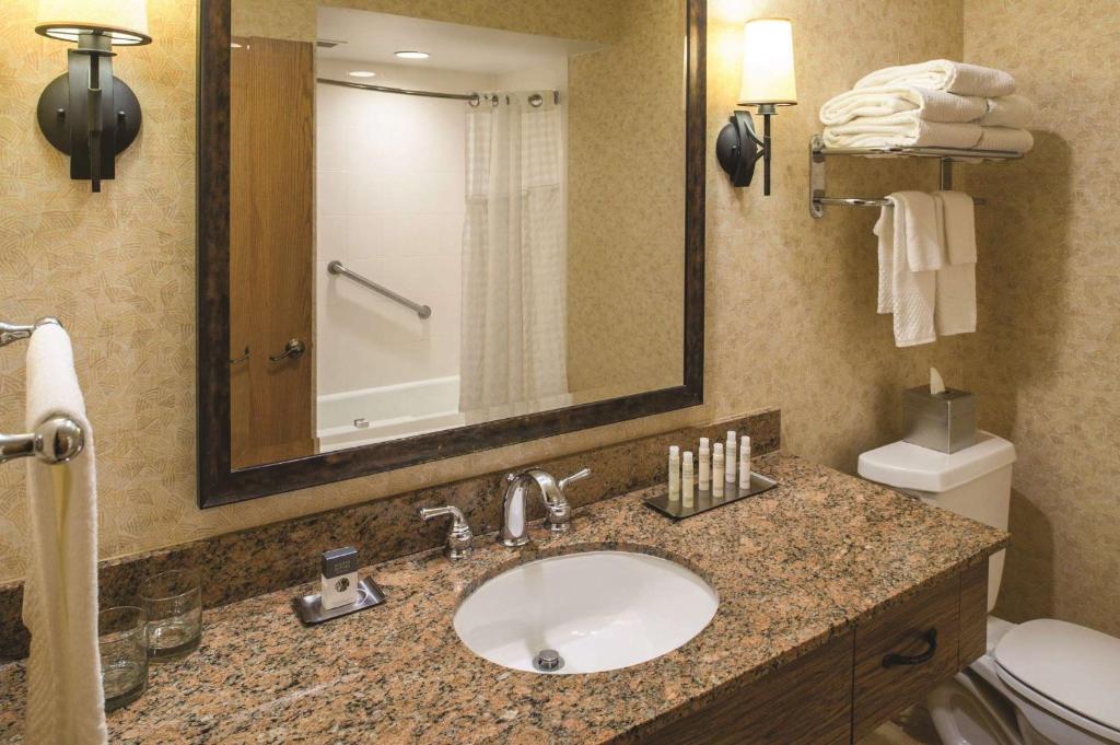 DoubleTree by Hilton Seattle Airport, SeaTac (updated prices 2025)
