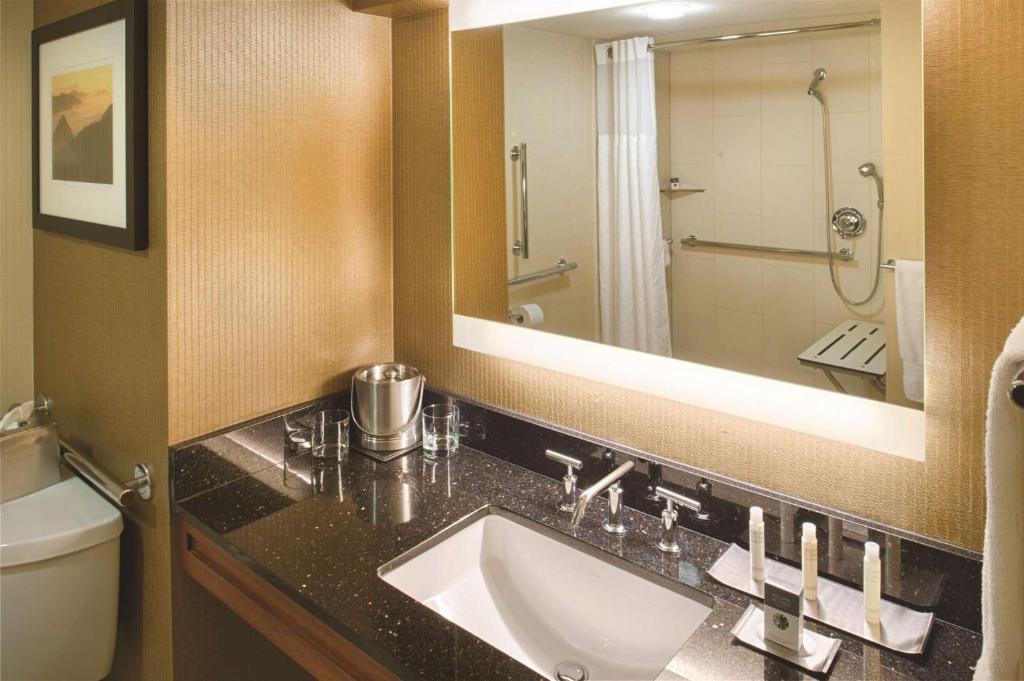 DoubleTree by Hilton Seattle Airport, SeaTac (updated prices 2025)