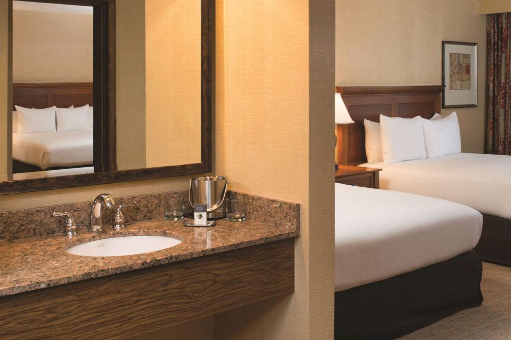 DoubleTree by Hilton Seattle Airport, SeaTac (updated prices 2025)