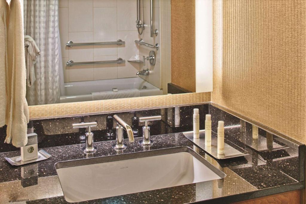 DoubleTree by Hilton Seattle Airport, SeaTac (updated prices 2025)