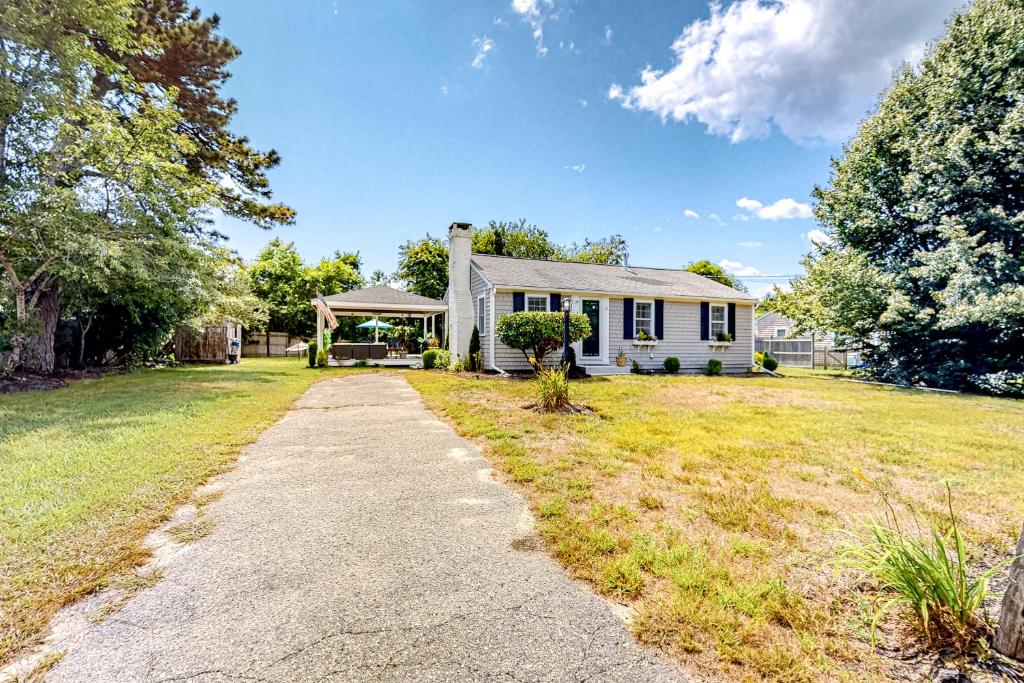 Ocean Breeze Cape Cottage, West Yarmouth (updated prices 2026)