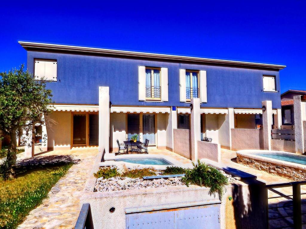 Modern Villa Blue 2 with swimming pool ideal for families & friends ...