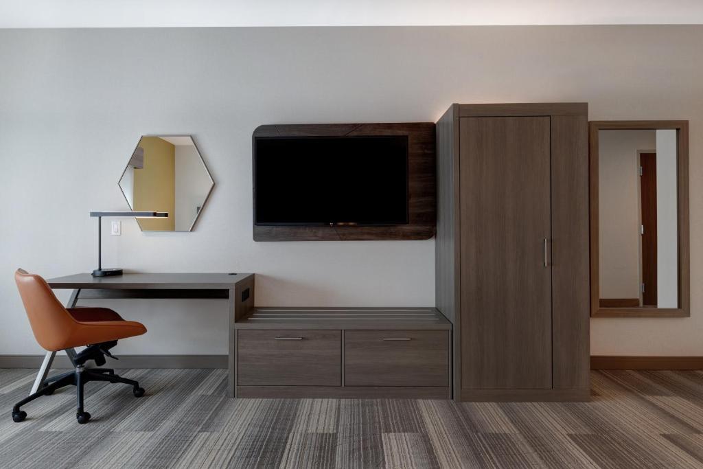 Holiday Inn Express & Suites - Glendale Downtown, Glendale (updated ...