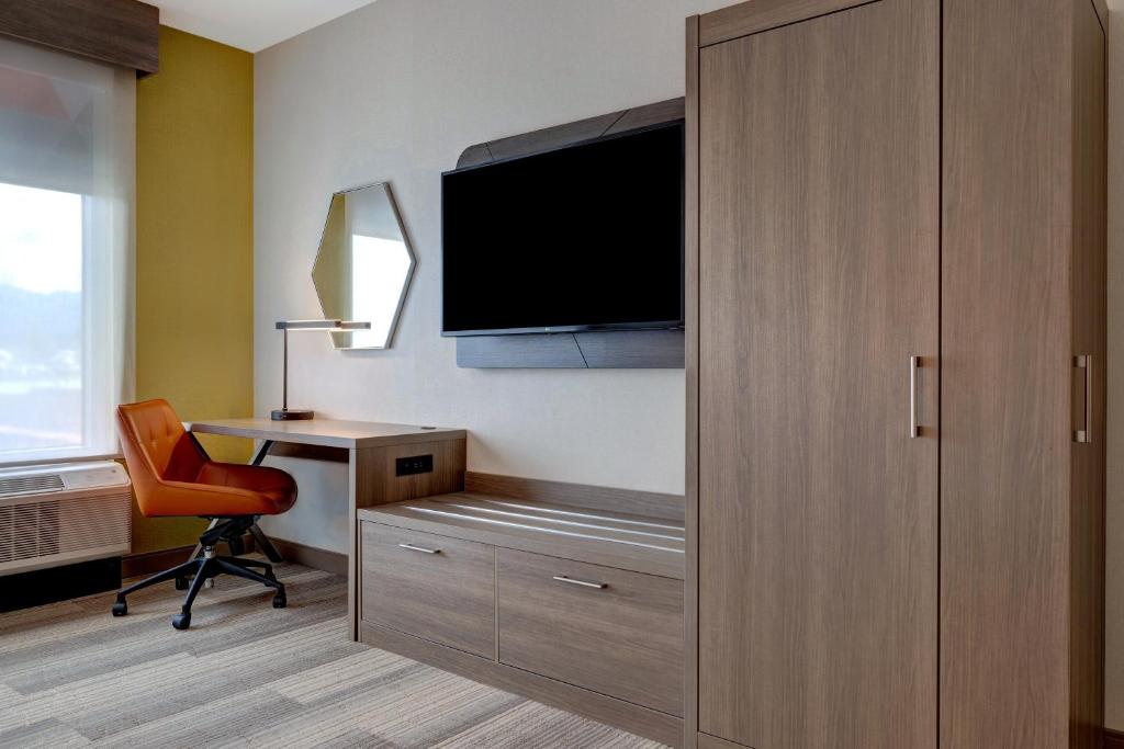 Holiday Inn Express & Suites - Glendale Downtown, Glendale (updated ...