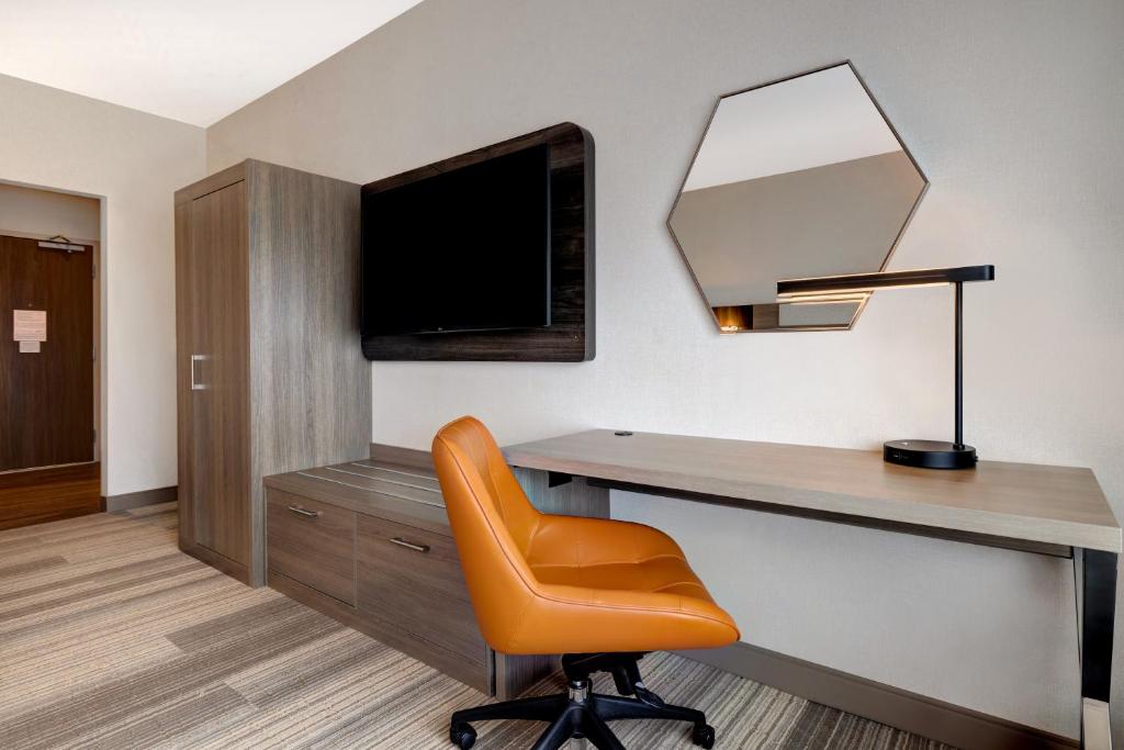 Holiday Inn Express & Suites - Glendale Downtown, Glendale (updated ...