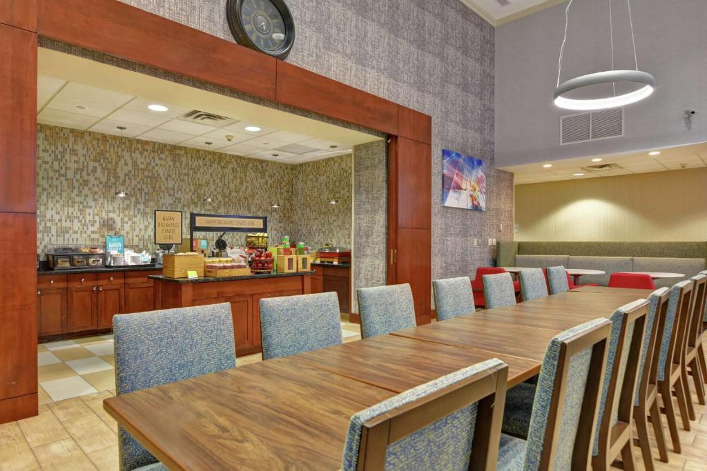 Hampton Inn & Suites Newark-Harrison-Riverwalk, Newark (updated prices ...