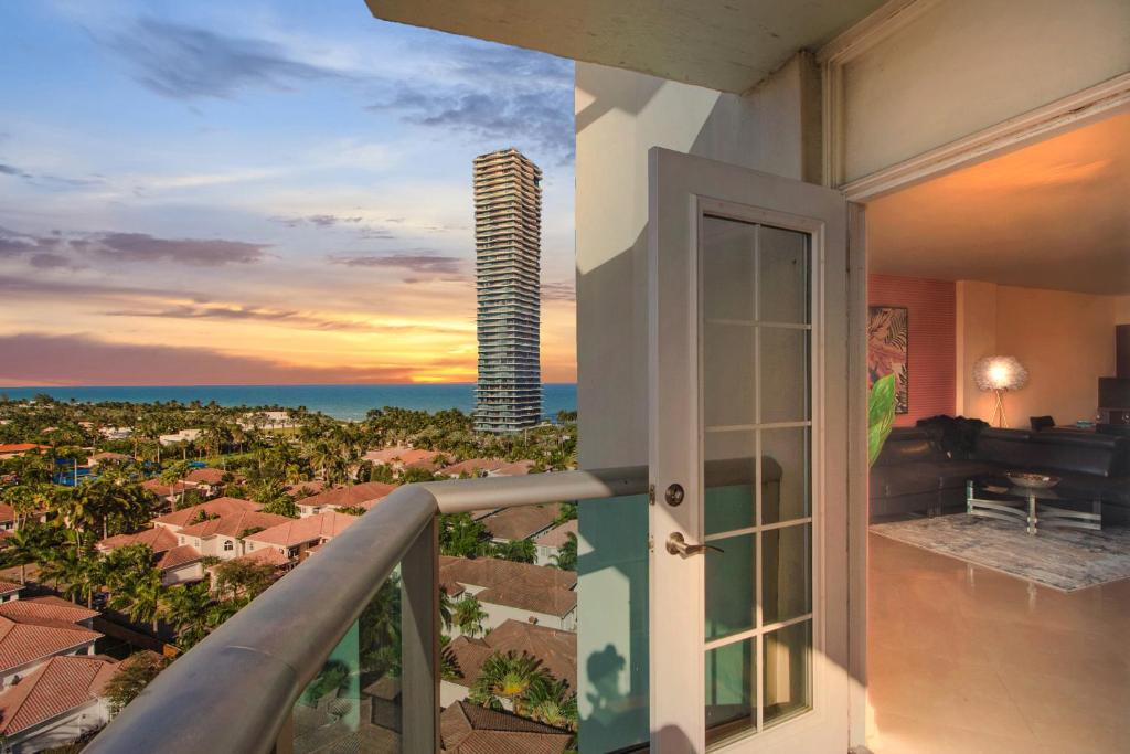 Family Beach Home w Ocean & Bay Views - Upgraded Corner Unit, Miami ...