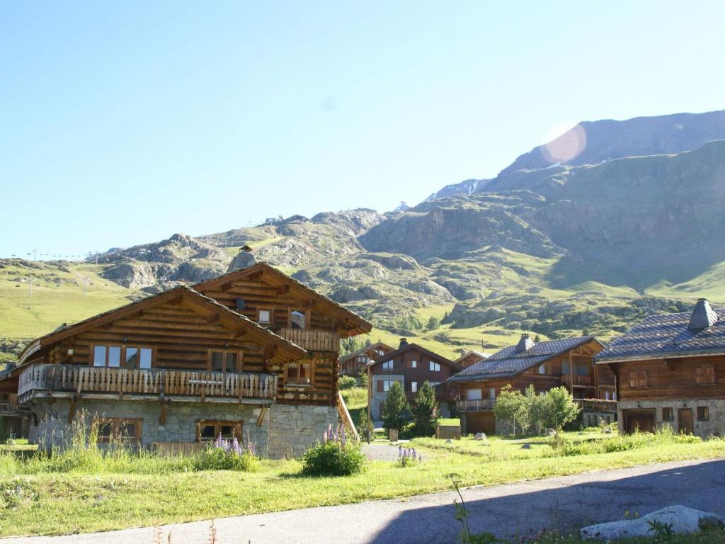 Chalet with fireplace in Alpe d'Huez, Huez – Updated 2023 Prices