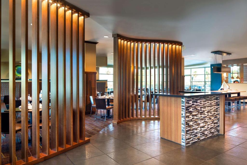 DoubleTree by Hilton San Francisco Airport North Bayfront, Brisbane ...