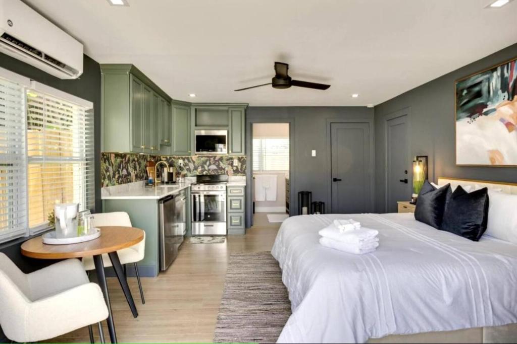 Lytle Palm Studio, West Palm Beach (updated prices 2024)