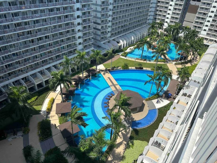 Tropical Pool, Balcony, MOA, Airport, Entire Apartment at Shell ...