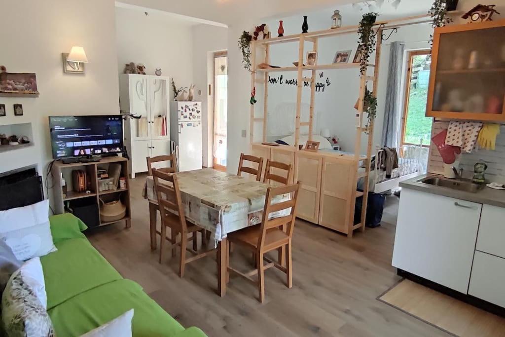 Perry's Country, Martina Olba (updated prices 2025)