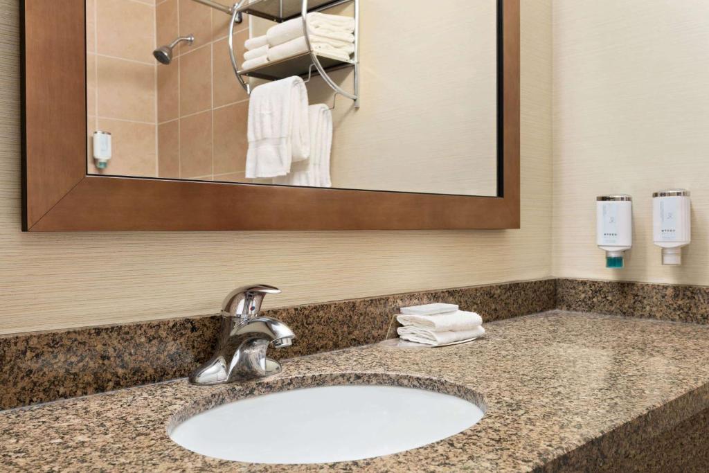 Travelodge by Wyndham Oshawa Whitby, Oshawa (updated prices 2025)