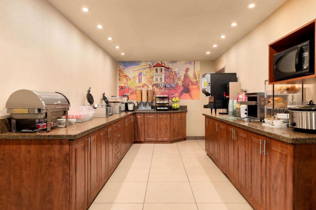 Travelodge by Wyndham Oshawa Whitby, Oshawa (updated prices 2025)