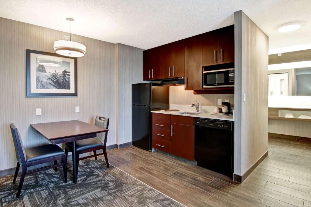 Hampton Inn & Suites by Hilton Calgary-Airport, Calgary (updated prices ...