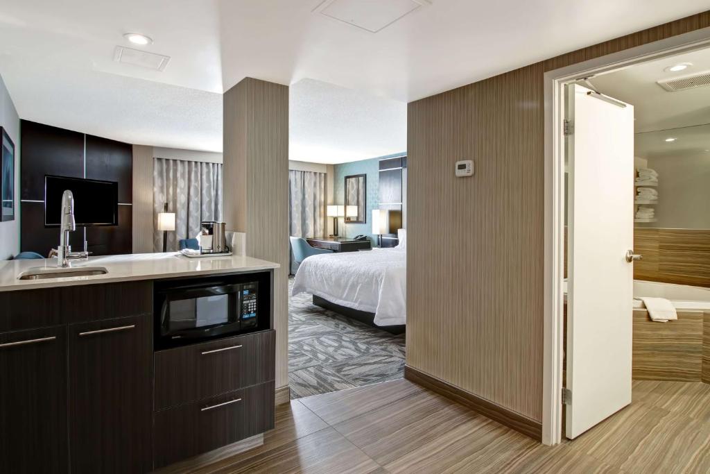 Hampton Inn & Suites by Hilton Calgary-Airport, Calgary (updated prices ...