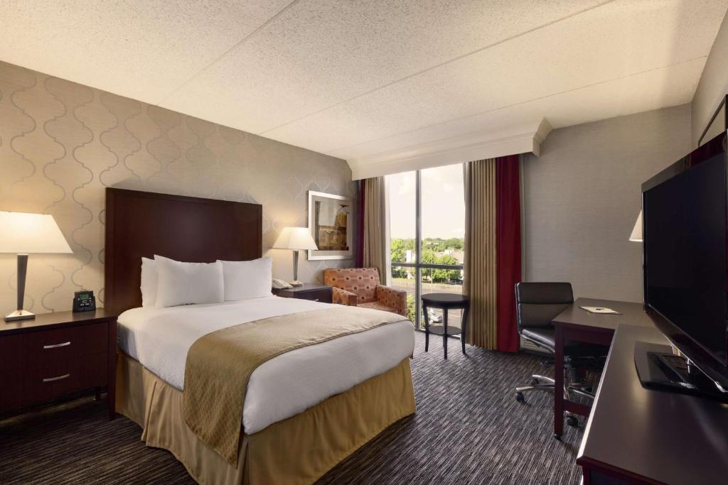 DoubleTree by Hilton Dearborn, Dearborn (updated prices 2025)