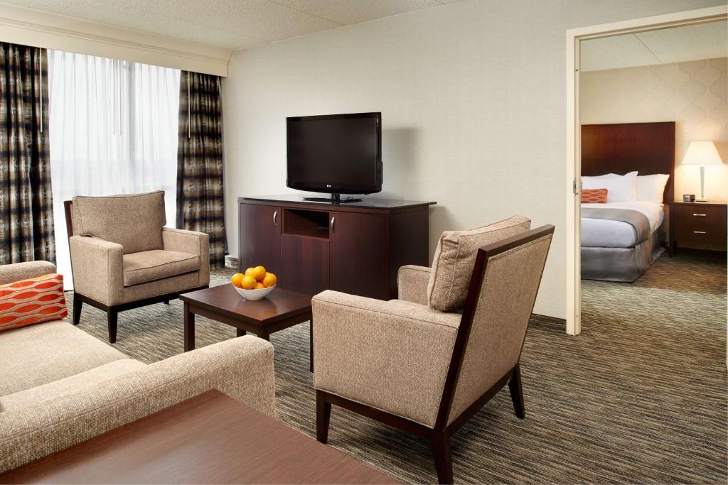 DoubleTree by Hilton Dearborn, Dearborn (updated prices 2025)