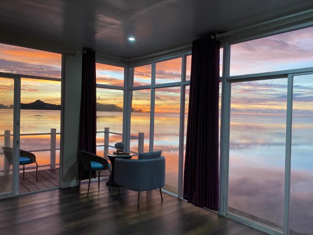 Seaward 270 degrees deluxe ocean view room with queen bed, Koror ...