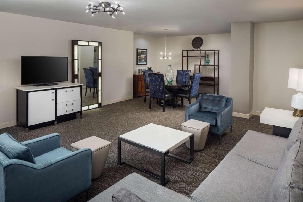 DoubleTree Suites by Hilton Hotel Detroit Downtown - Fort Shelby ...
