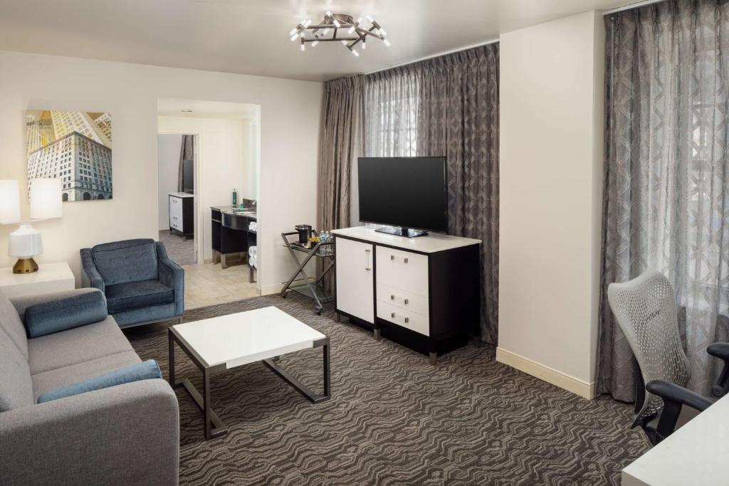 DoubleTree Suites by Hilton Hotel Detroit Downtown - Fort Shelby ...