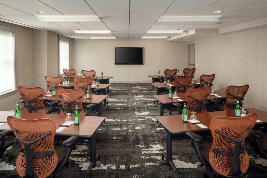 DoubleTree Suites by Hilton Hotel Detroit Downtown - Fort Shelby ...