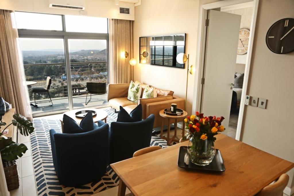 Menlyn Trilogy - 2 Bedroom & Great Views - No Loadshedding, Pretoria ...
