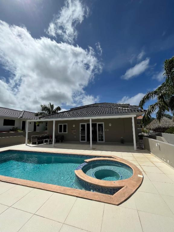 4 Bedrooms Villa Alonso Within Walking Distance Of Jan Thiel Beach, Jan ...