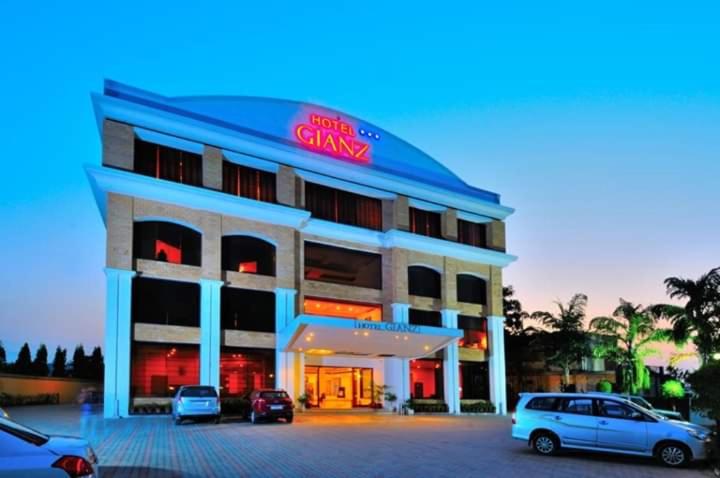 Hotel Gianz - Baddi