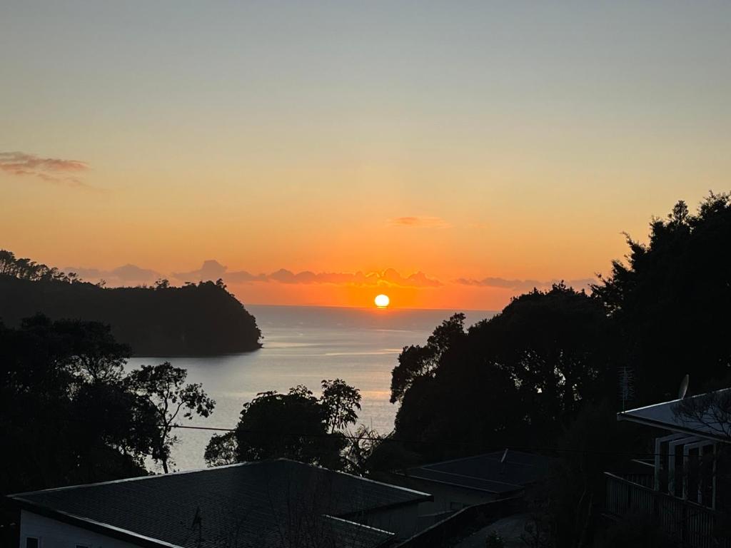 Funky Beach House with sea and country views, Orewa (updated prices 2026)