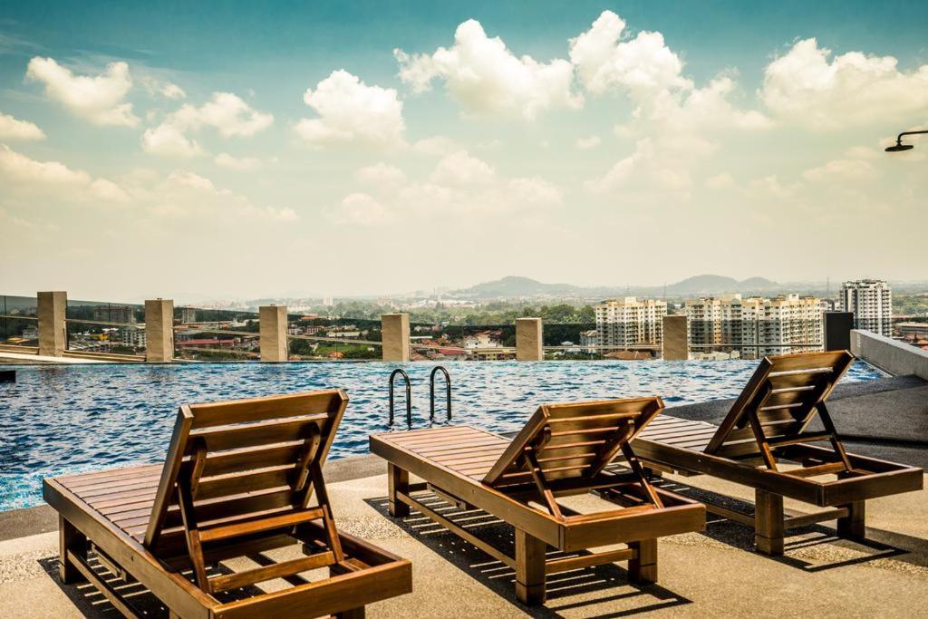Imperio Residence Melaka - Private Jacuzzi with Seacityview stay with ...